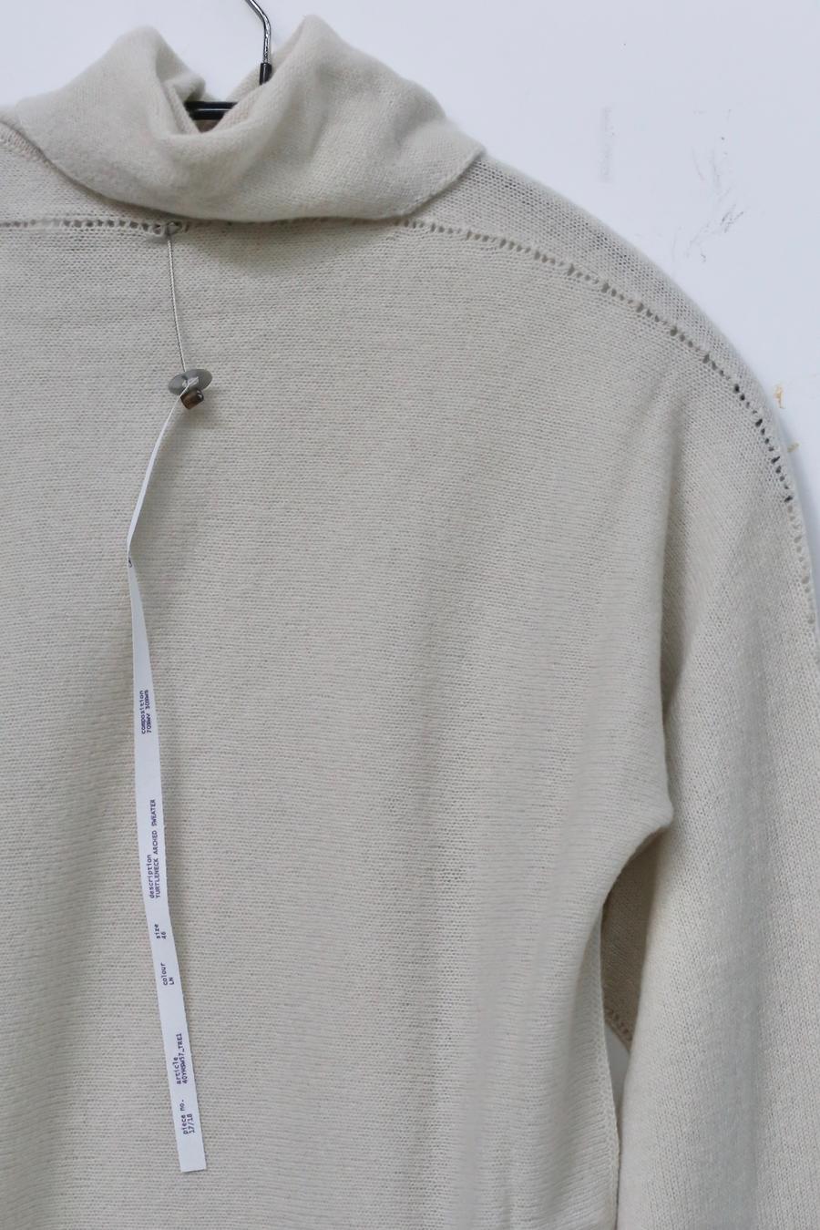 Label Under Construction high -neck arched sweater YMSW57 LN